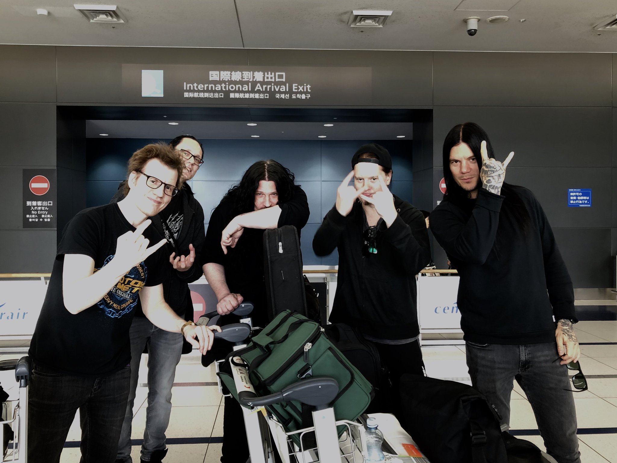 Creativeman on Twitter: "【BLACK EARTH 来日フォトが到着！】 いよいよ明日から名古屋クラブクアトロからツアースタートのメンバー、無事に来日しました! お ...