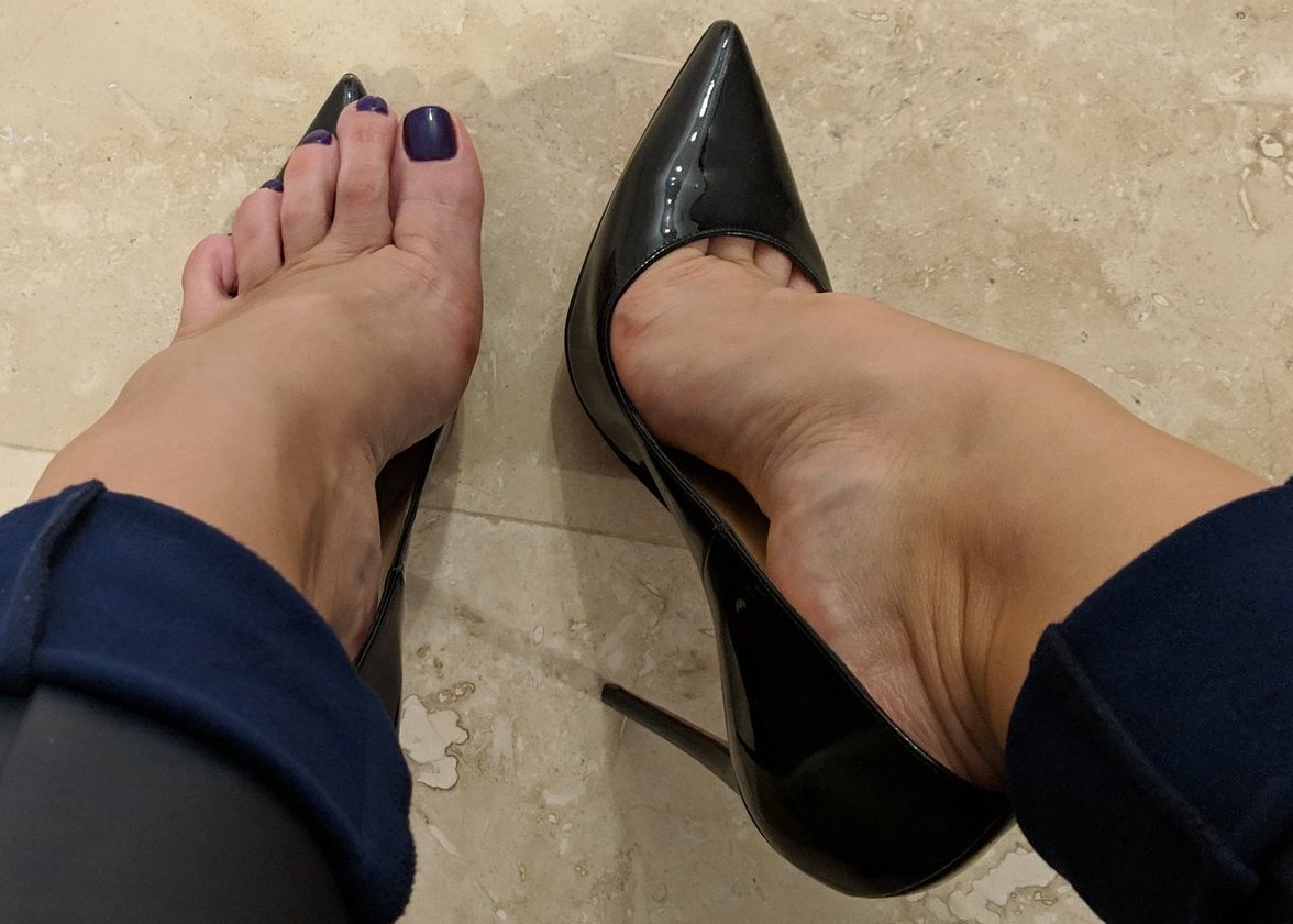A Lot Of Toe Cleavage