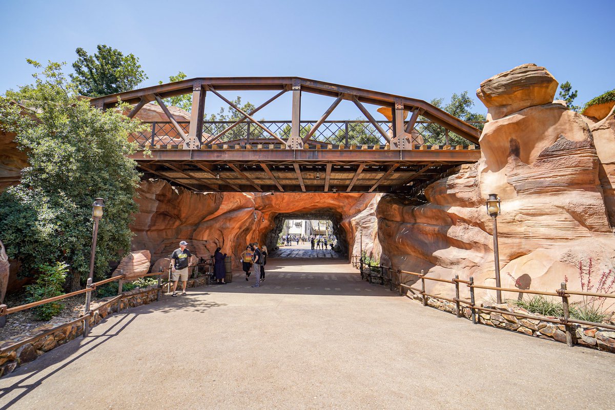 Frontierland Disneyland Entrance