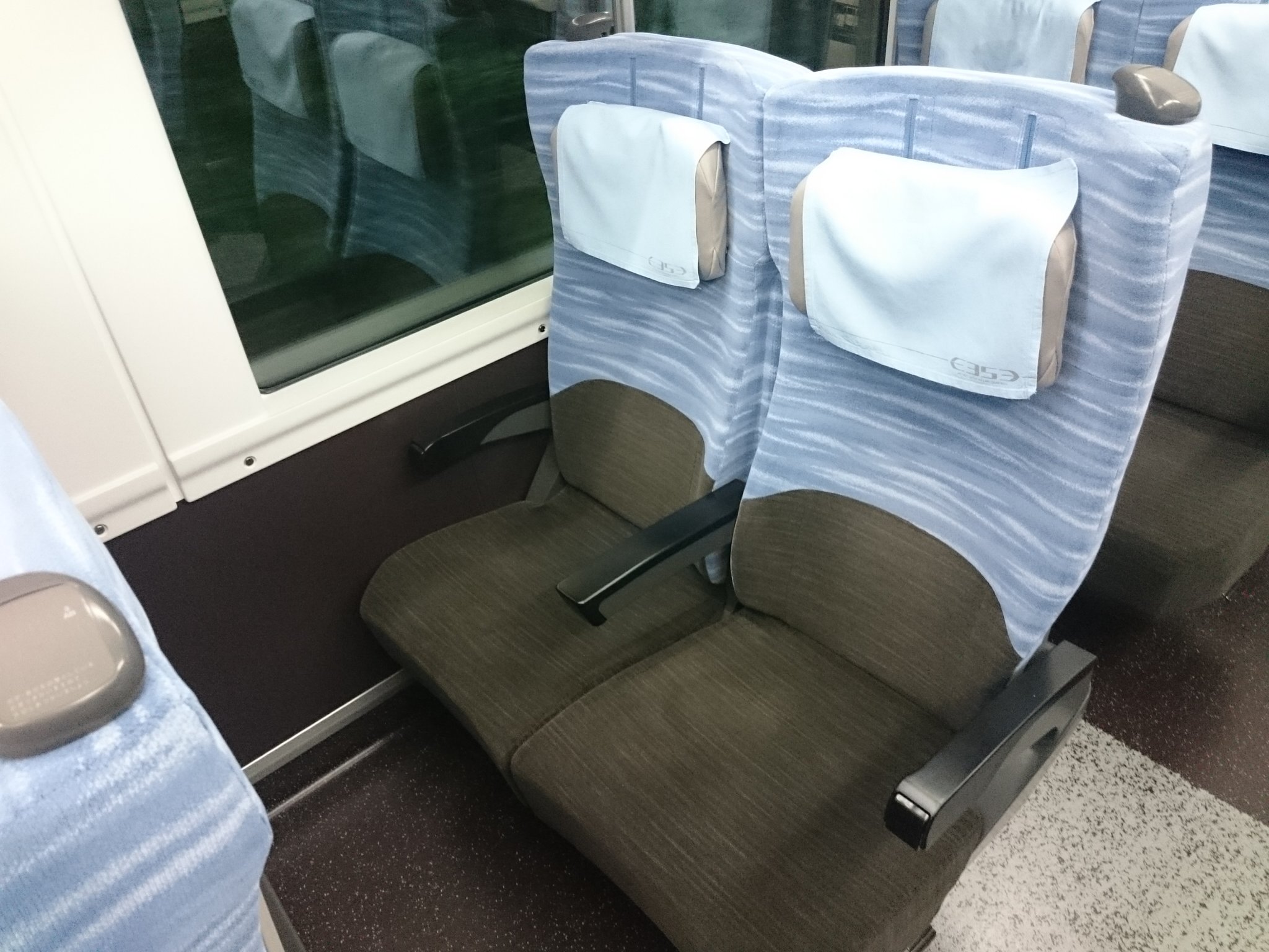 JR首都圏 on Twitter: "E353系の座席、晩年へたってくるのを想定して硬めにしてるのかなと思ってしまう。体重軽めの人だとなお硬いかもね。 https://t.co ...