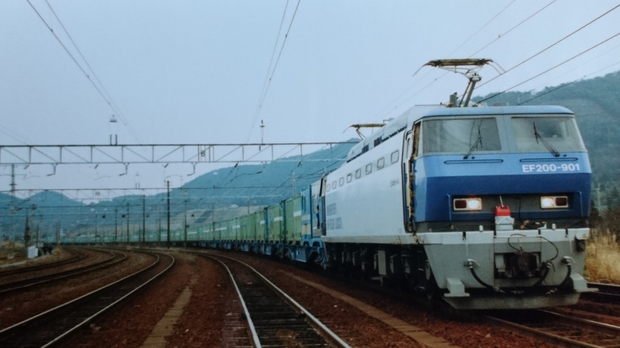 上野東京ライン 高槻行き on Twitter: "～子供は知らない何じゃこれ写真～ EF200-901＋コキ車 新製機関車性能試験 その為前面に色々付いています。初めて見た動くEF200 ...