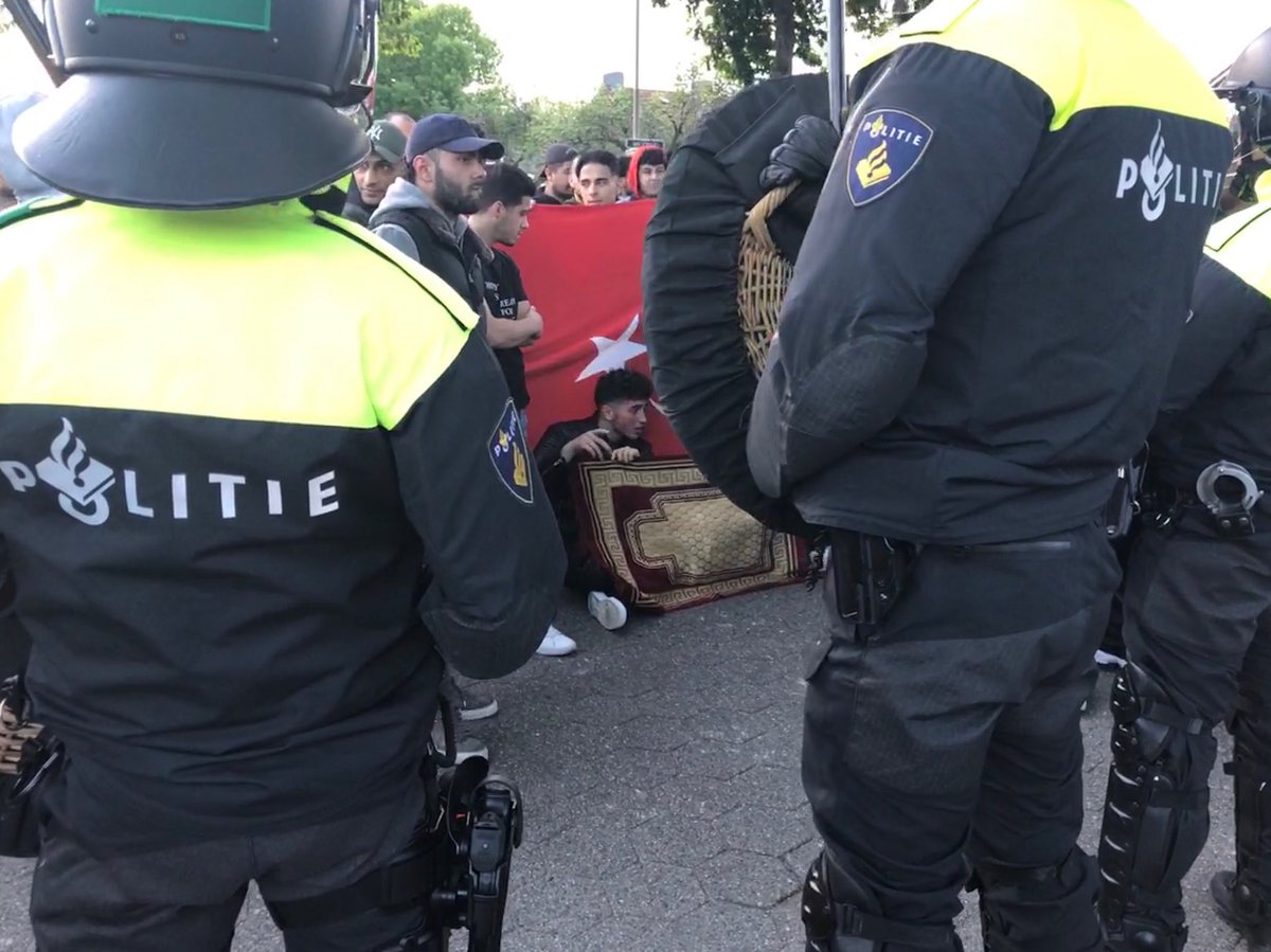 Grimmige sfeer bij Pegida-protest bij Al-Fourqaan moskee in Eindhoven ...