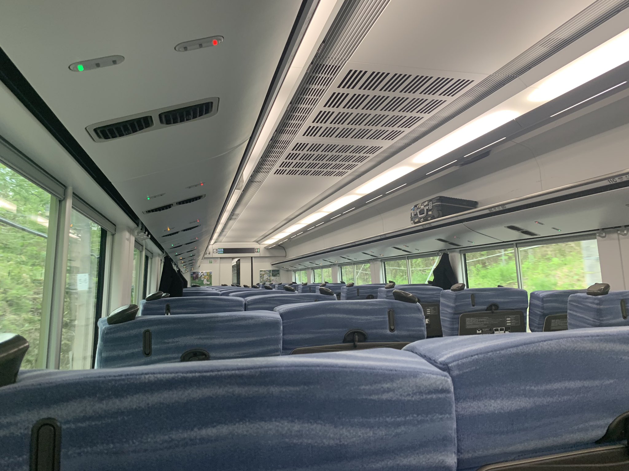 柚子こしょう on Twitter: "E353系あずさに乗りました！外装、内装が綺麗でまさに新車です。座席の予約システムが新しくなって未来の特急列車感が出ています。さすがJR東日本です ...