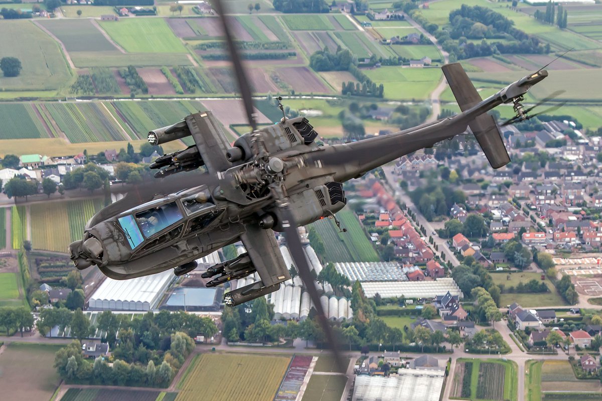 Apache gevechtshelikopters scheren over Midden-Drenthe - RTV Drenthe