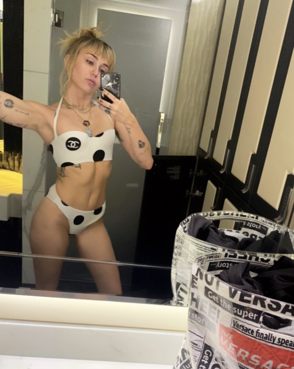 Miley Cyrus continúa sorprendiendo a sus seguidores con sensuales ... Miley Cyrus continúa sorprendiendo a sus seguidores con sensuales ...