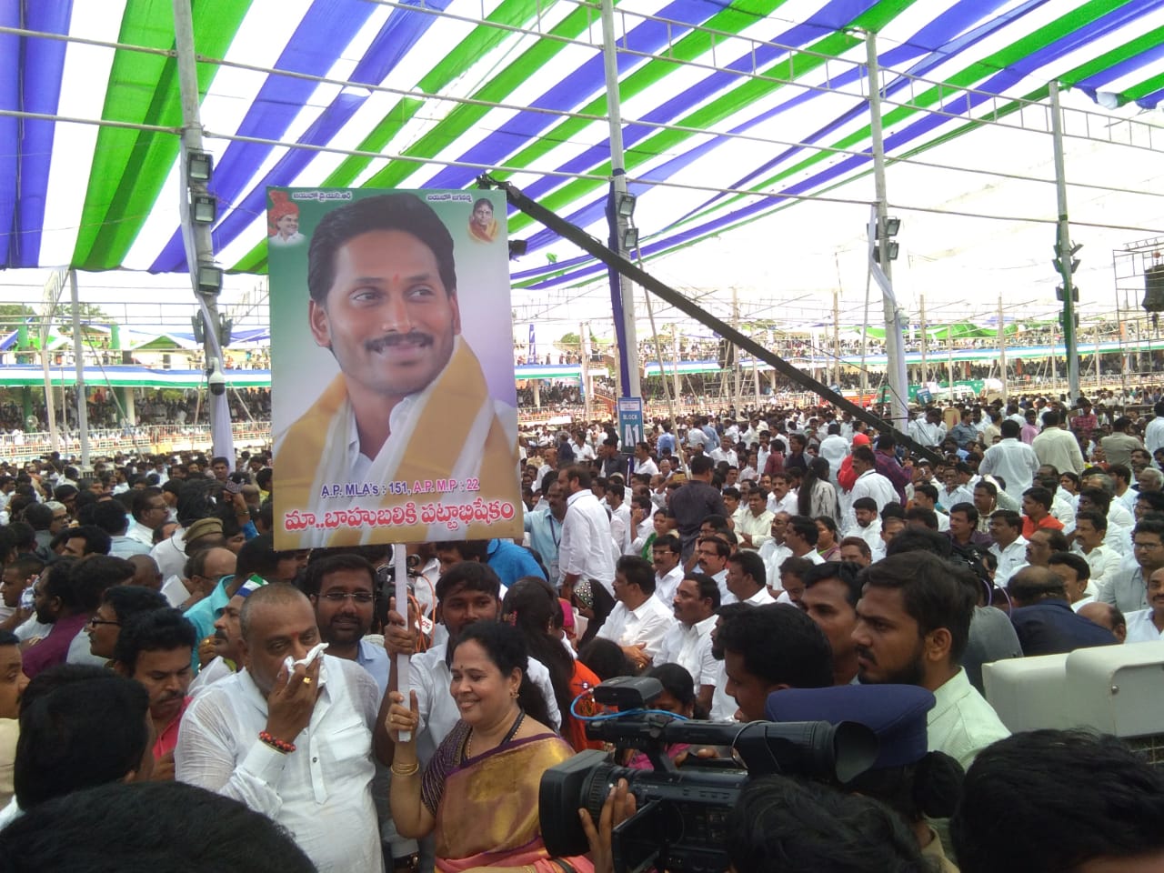 The New Indian Express on Twitter: "YS Jagan Mohan Reddy takes oath as Andhra Pradesh Chief ...