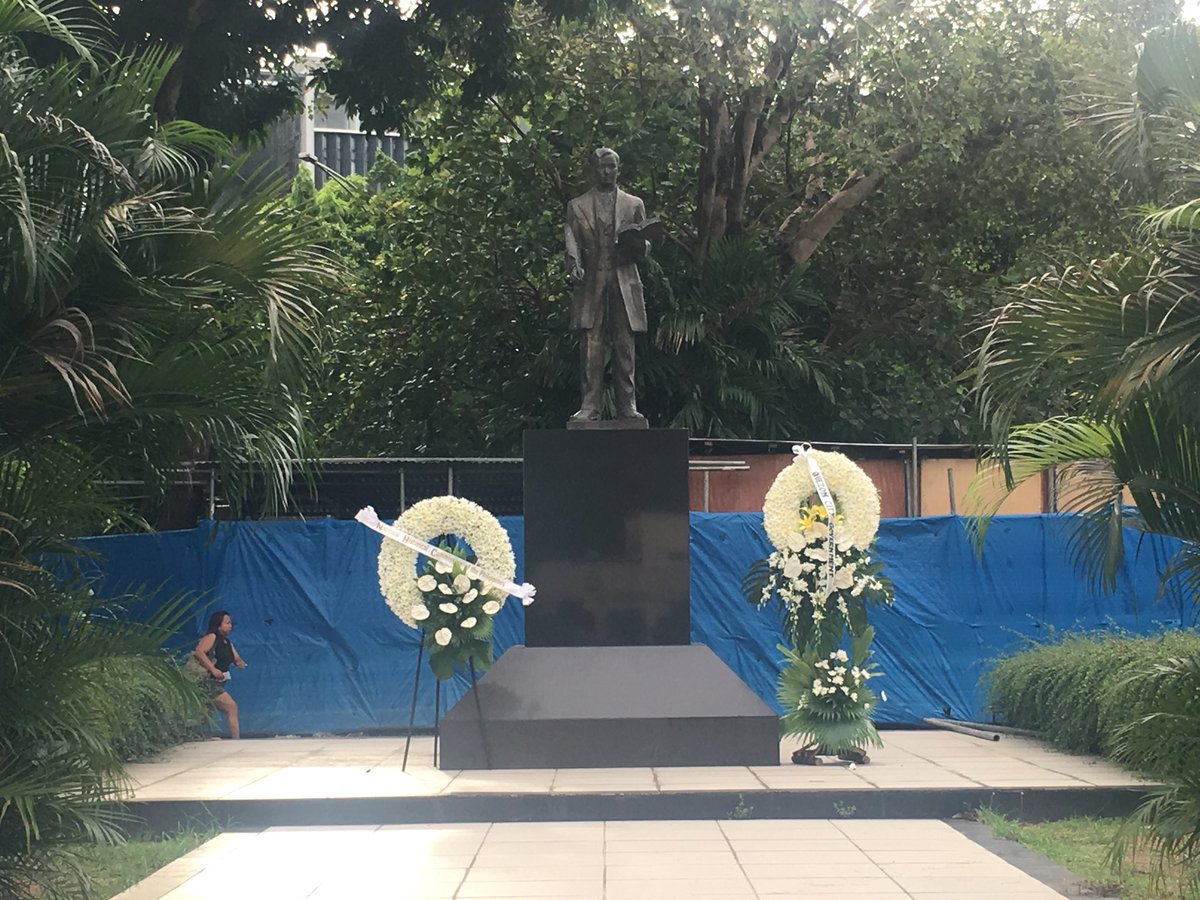 Rebulto ng Pambansang Bayani na si Jose Rizal sa Quezon City Hall ...