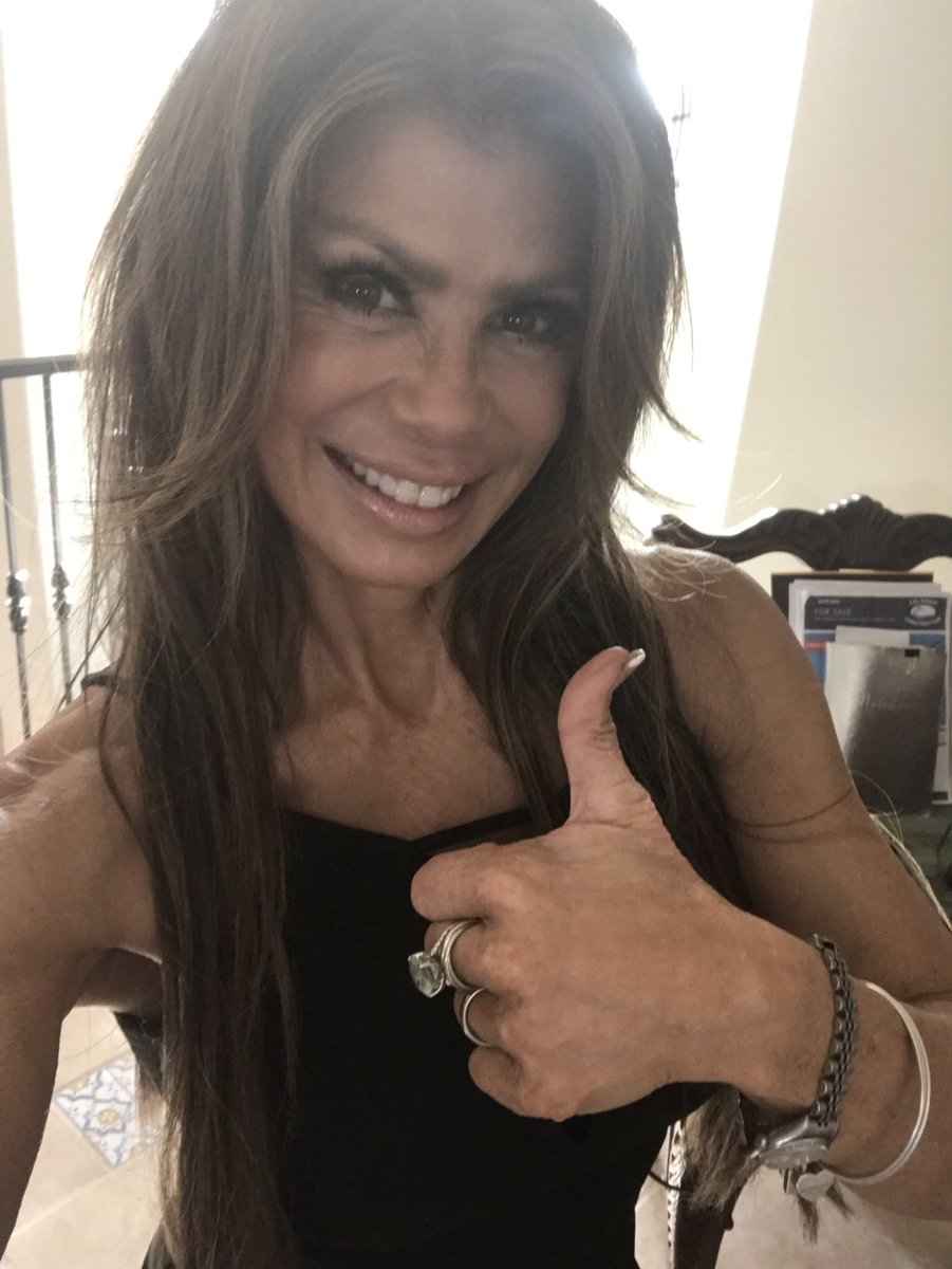 Debra Lossing's Instagram, Twitter & Facebook on IDCrawl