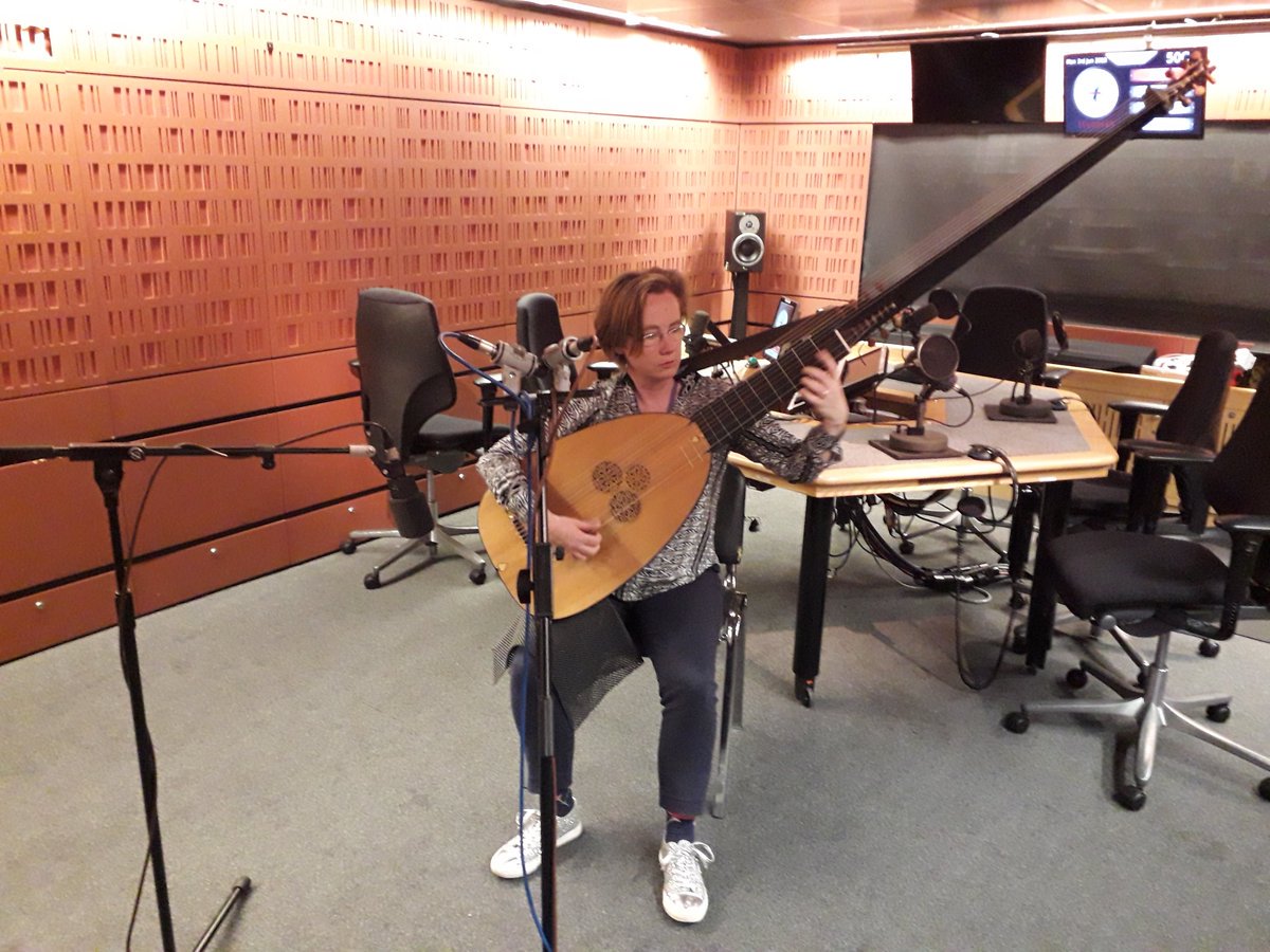 When it arrived from Italy ?? in the 17th Century the long-necked lute ...