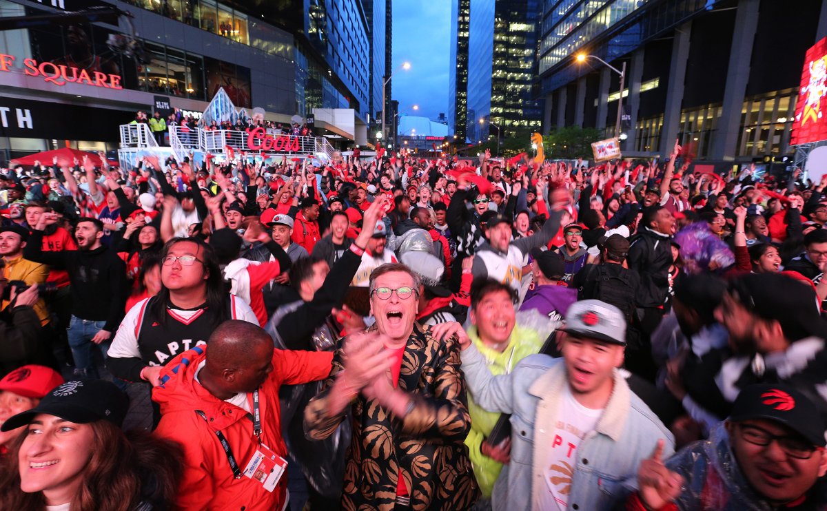 Toronto Raptor: Toronto Raptor fans including Mayor John Tory and Drake ...