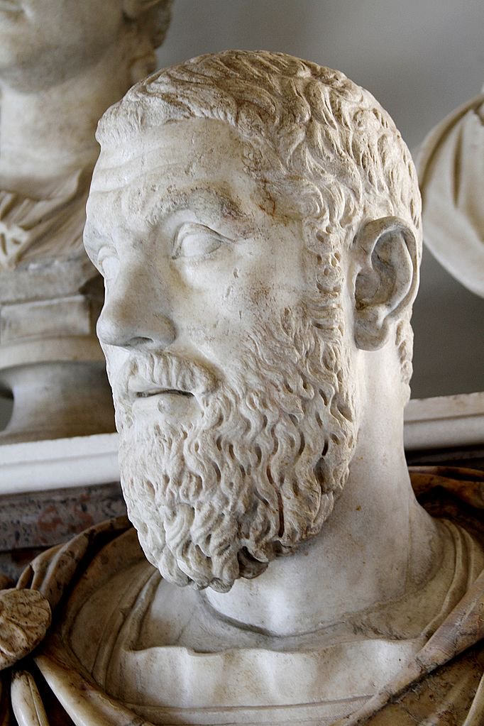 Tras la derrota, Macrino huyó de sus propias tropas y se cortó la barba ...