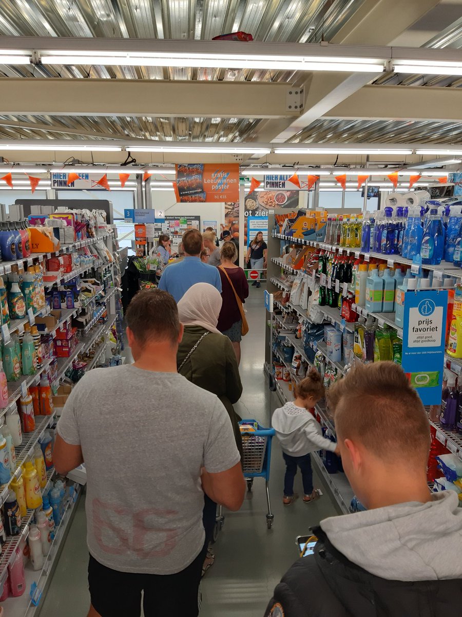 Lange rijen bij de kassa's door pinstoring bij Albert Heijn - Rijnmond Lange rijen bij de kassa's door pinstoring bij Albert Heijn - Rijnmond