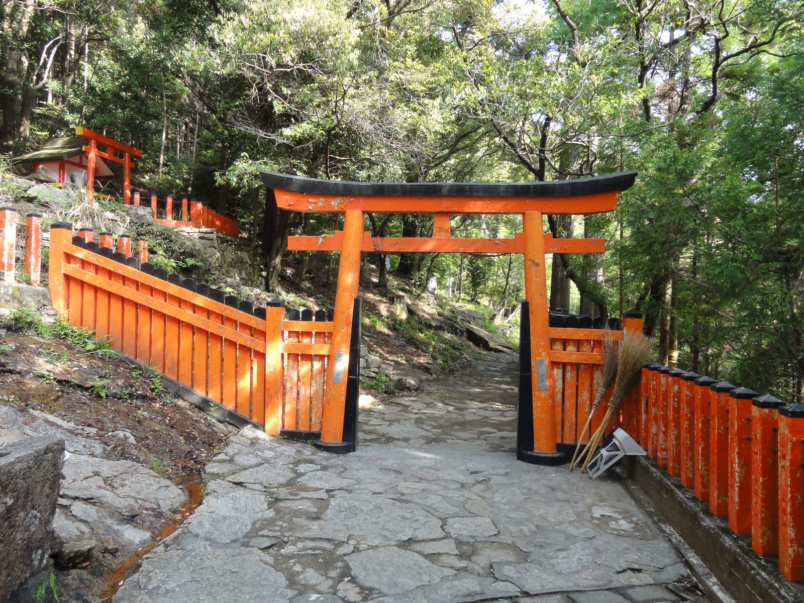 Ruby & Emmeline on Twitter: "5/3 8:14～21 新宮市神倉 神倉神社 さて下山します。「千穂ヶ峰登山口」とありますが、千穂ヶ峰は神倉山(199m)と権現山 ...