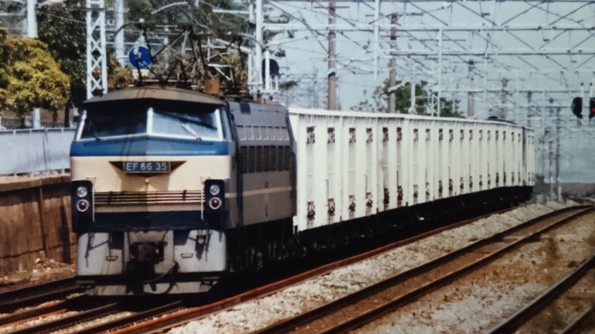 上野東京ライン 高槻行き on Twitter: "～懐かしい写真～ EF66 35＋冷凍車 昔々、レサ、レムフで組成された鮮魚輸送列車というものが走りましたね。 https://t.co ...