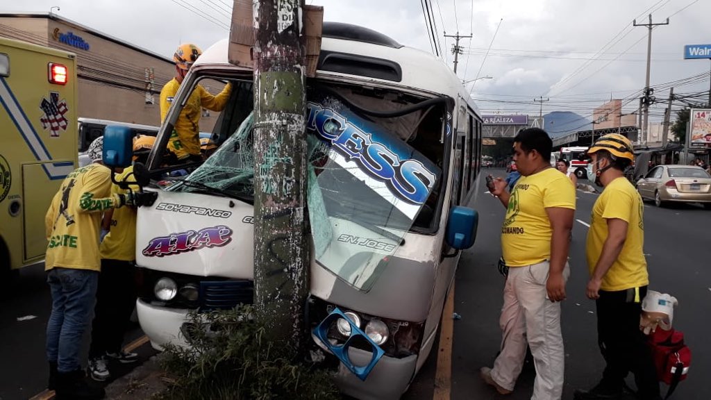 [FOTOS] Motorista estrella microbús contra poste por «pelear vía» en ...
