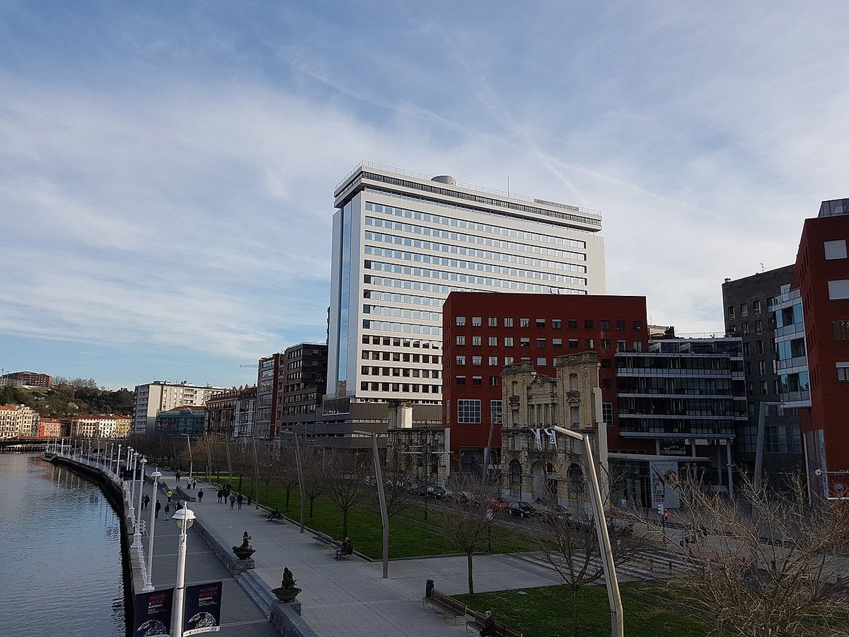 MiKeL on Twitter: "Para la gente de Bilbao, resulta que estos edificios, el edificio Albia o las ...