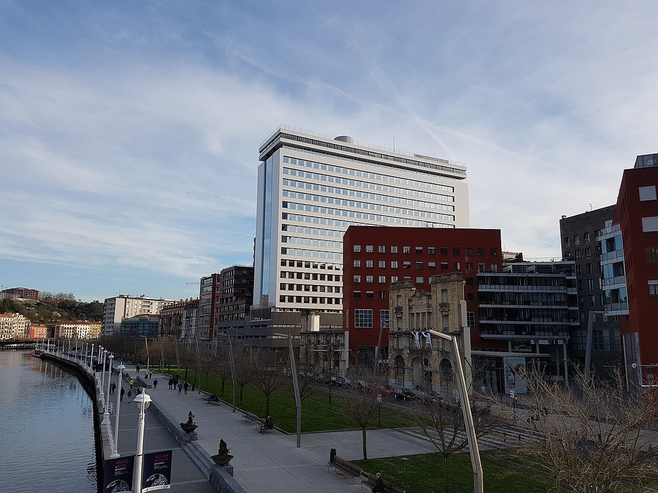 MiKeL on Twitter: "Para la gente de Bilbao, resulta que estos edificios, el edificio Albia o las ...