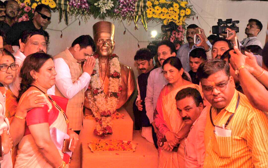 Maharashtra CM Dev_Fadnavis visits Bhagur birth place of VeerSavarkar ...