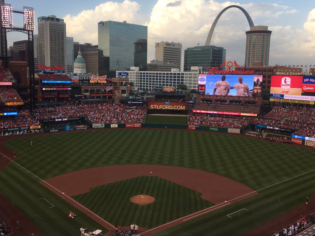 Hall of Famer Bob Gibson threw the ceremonial first pitch to Tim ...