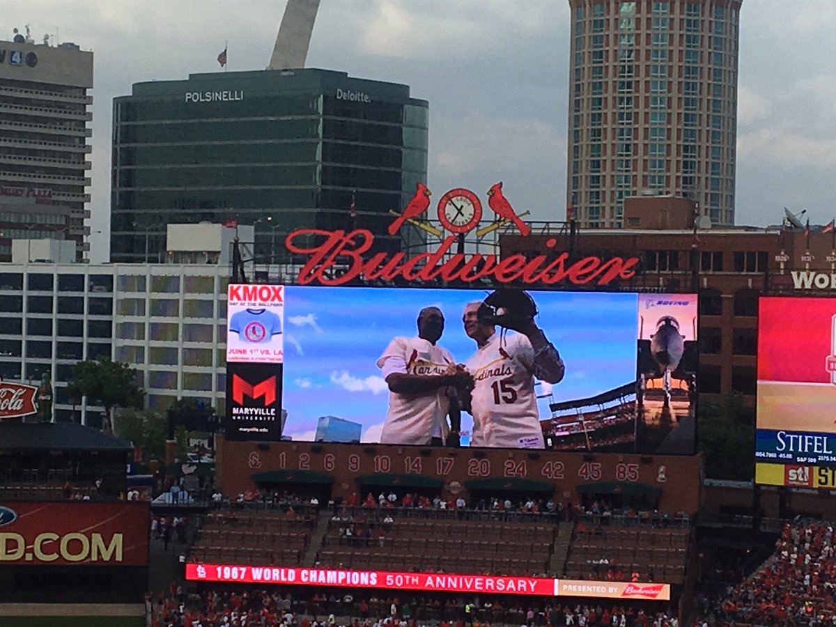 Hall of Famer Bob Gibson threw the ceremonial first pitch to Tim ...