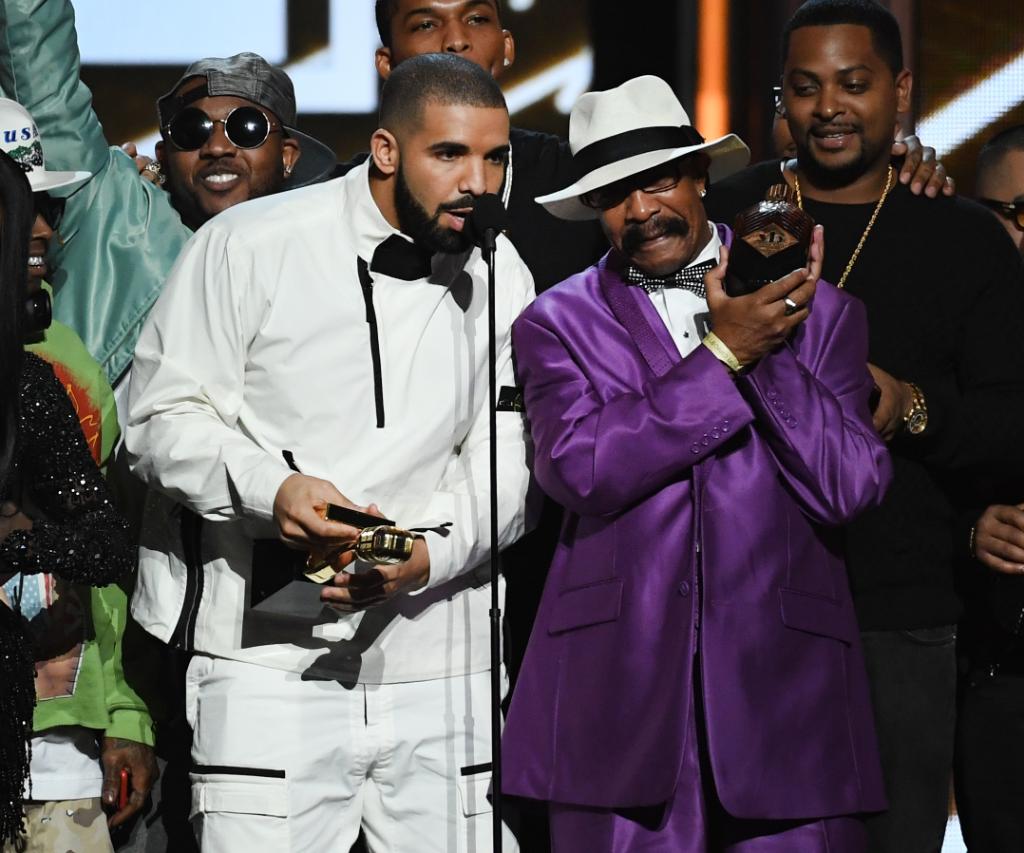 .Drake set a BBMAs record and his dad showed up in a purple suit with ...