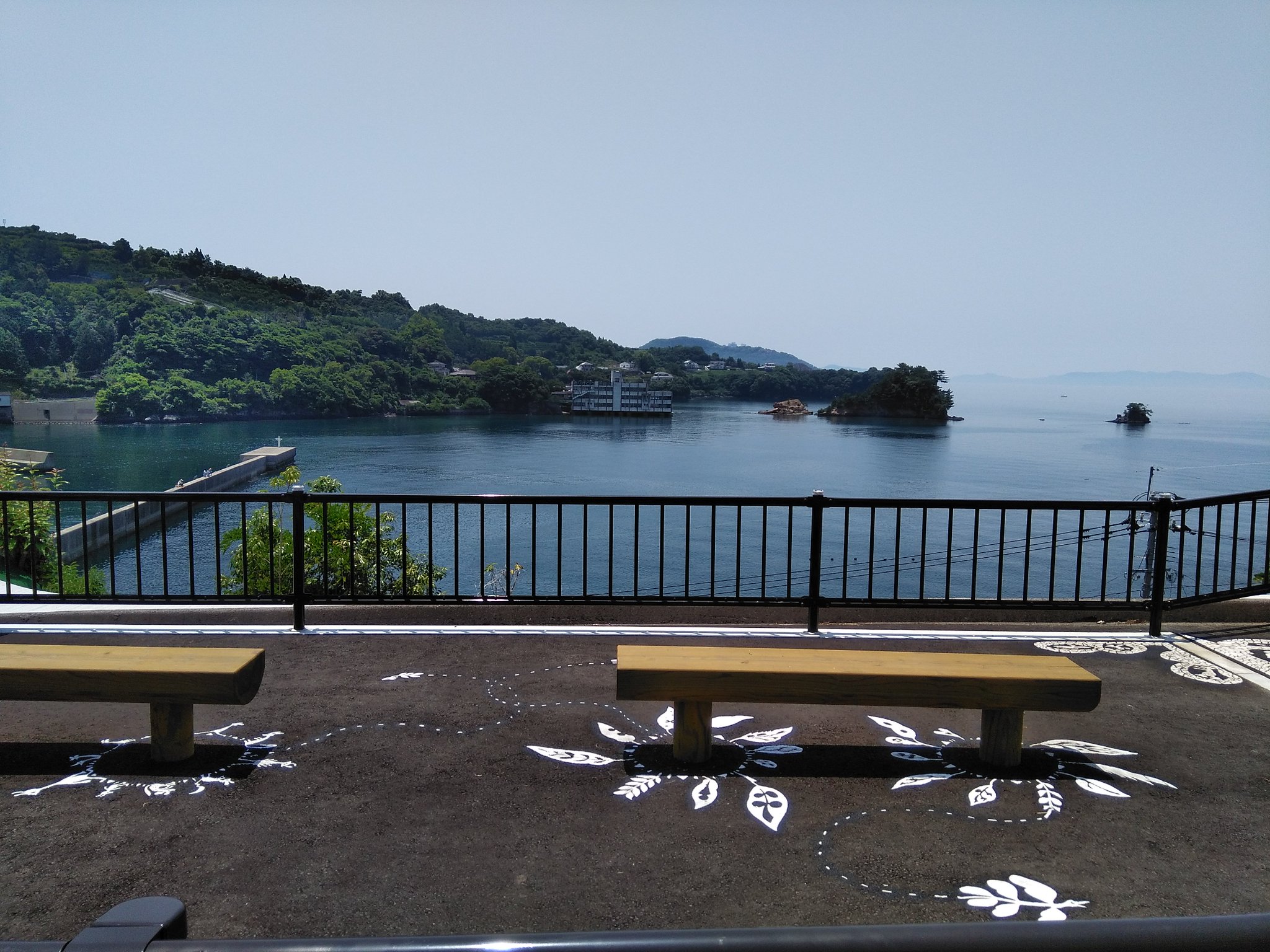 asaiyusuke on Twitter: "4年続けた つなぎの根っこ もこれにて終了! 総全長700m超えの白線作品が津奈木駅を始点として、ホームから駅前ロータリー、美術館までの道 ...