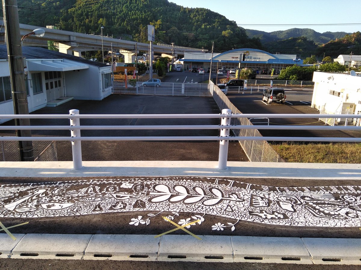 asaiyusuke on Twitter: "4年続けた つなぎの根っこ もこれにて終了! 総全長700m超えの白線作品が津奈木駅を始点として、ホームから駅前ロータリー、美術館までの道 ...
