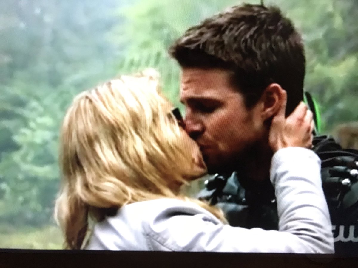 Oliver Queen And Felicity Smoak Kiss