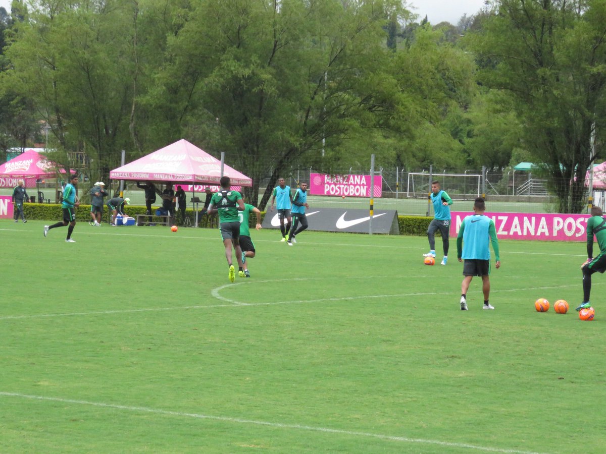 Práctica de fútbol en espacio reducido dirigida por el profesor ...