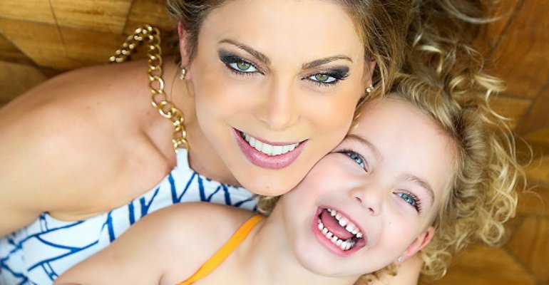 Sheila Mello: Sheila Mello mostra a filha Brenda rezando em banco de igreja