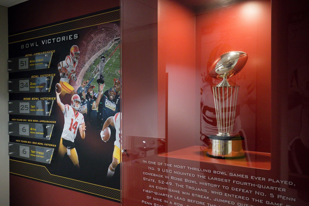 The Rose Bowl trophy is now on display at USC's John Mckay Center : r/CFB