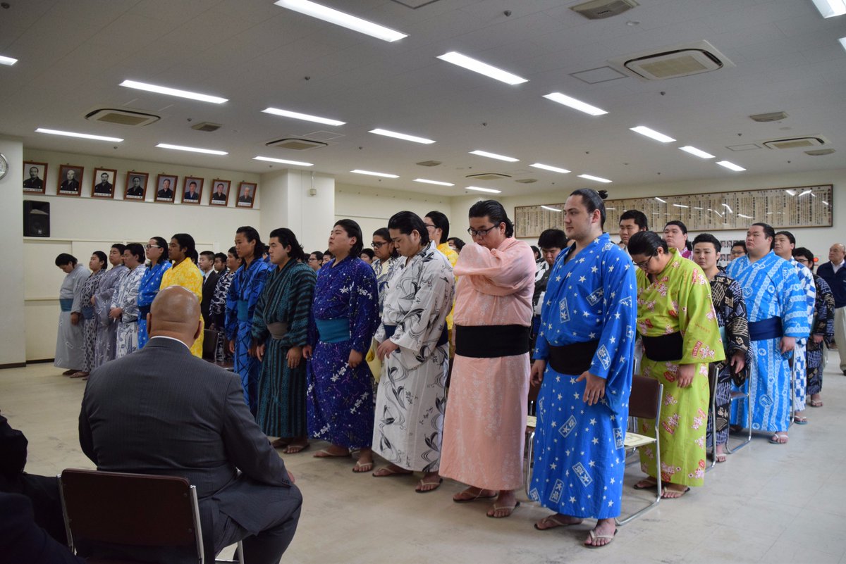 ＜教習所卒業式＞昨日、相撲教習所で354期生、355期生の卒業式、357期生、358期生の入所式が行われました。山響教習所長に卒業証書授与 ...