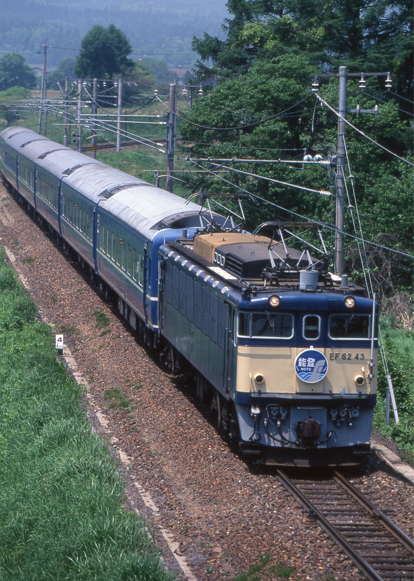 ふぁるくらむ on Twitter: "EF62 43+14系ハネ5Bによる団臨 フィルムの保存が悪かったため反り返ってしまいフォーカスにムラが出るのが残念過ぎる。。。 #EF62の日…