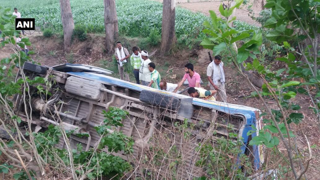 Asmoli : Sambhal dead injured bus fell canal Asmoli | ANI UP | Scoopnest