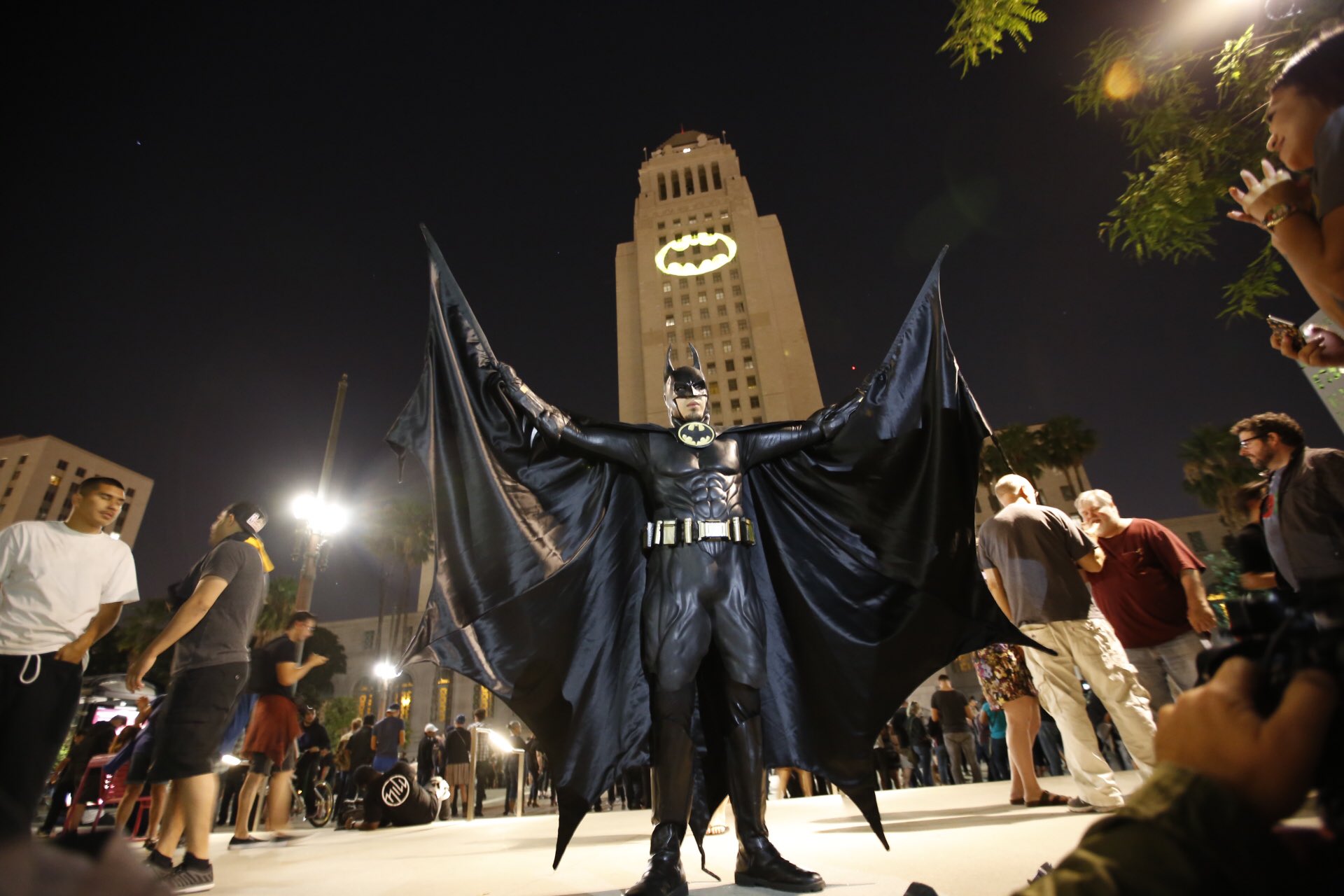 Batman Signal Los Angeles POW! Bat Signal Tribute To Light Up L.A. For