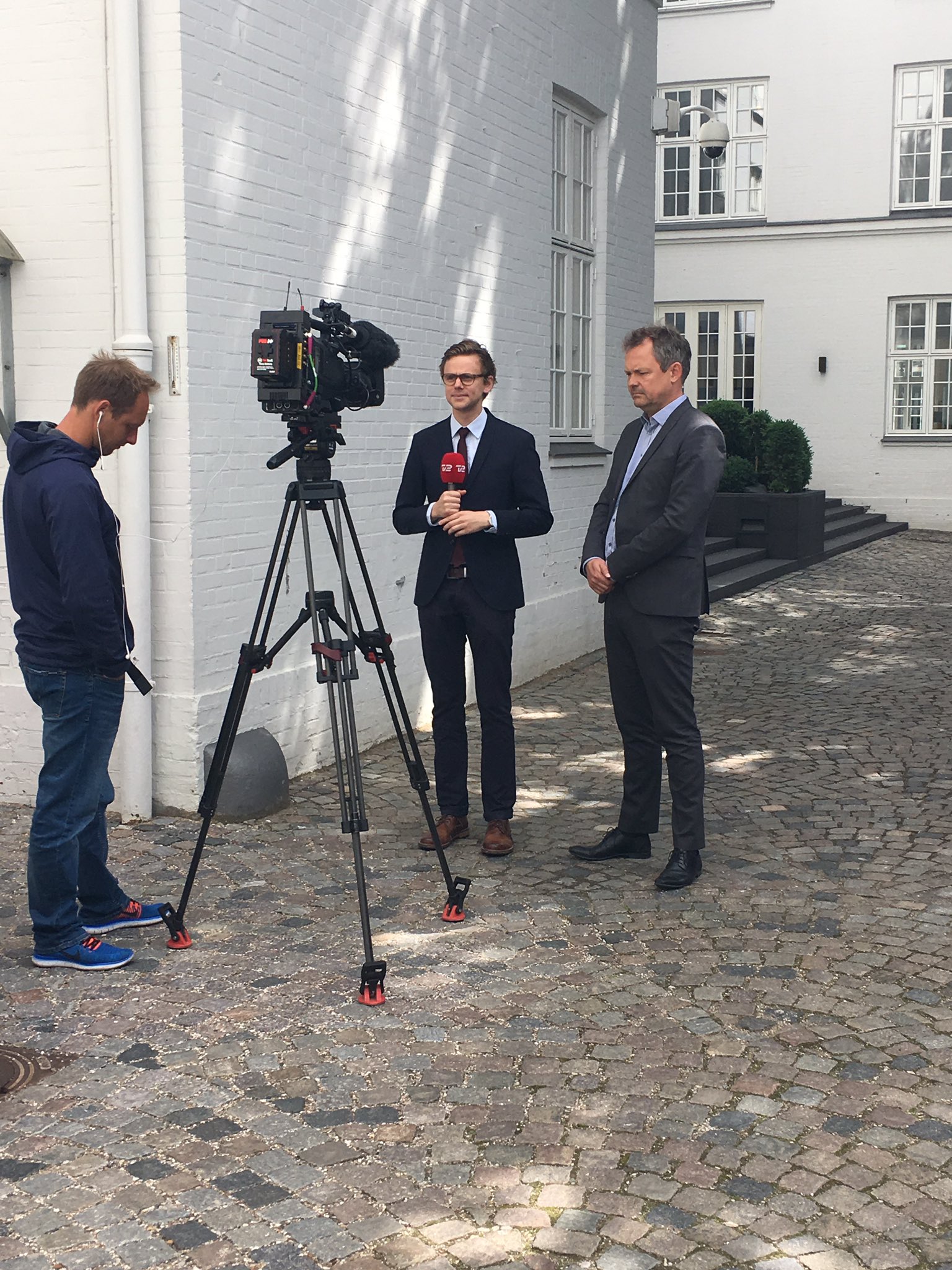 Finans Danmark on Twitter: "Masser af tv-hold på besøg i dag for at tale banksamarbejde i EU med ...