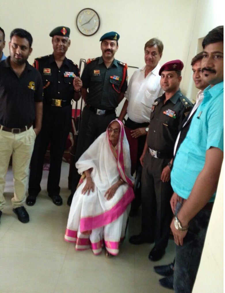 ADG PI - INDIAN ARMY on Twitter: "Smt Rasoolan Bibi wife of Hav Abdul Hamid, #ParamvirChakra ...