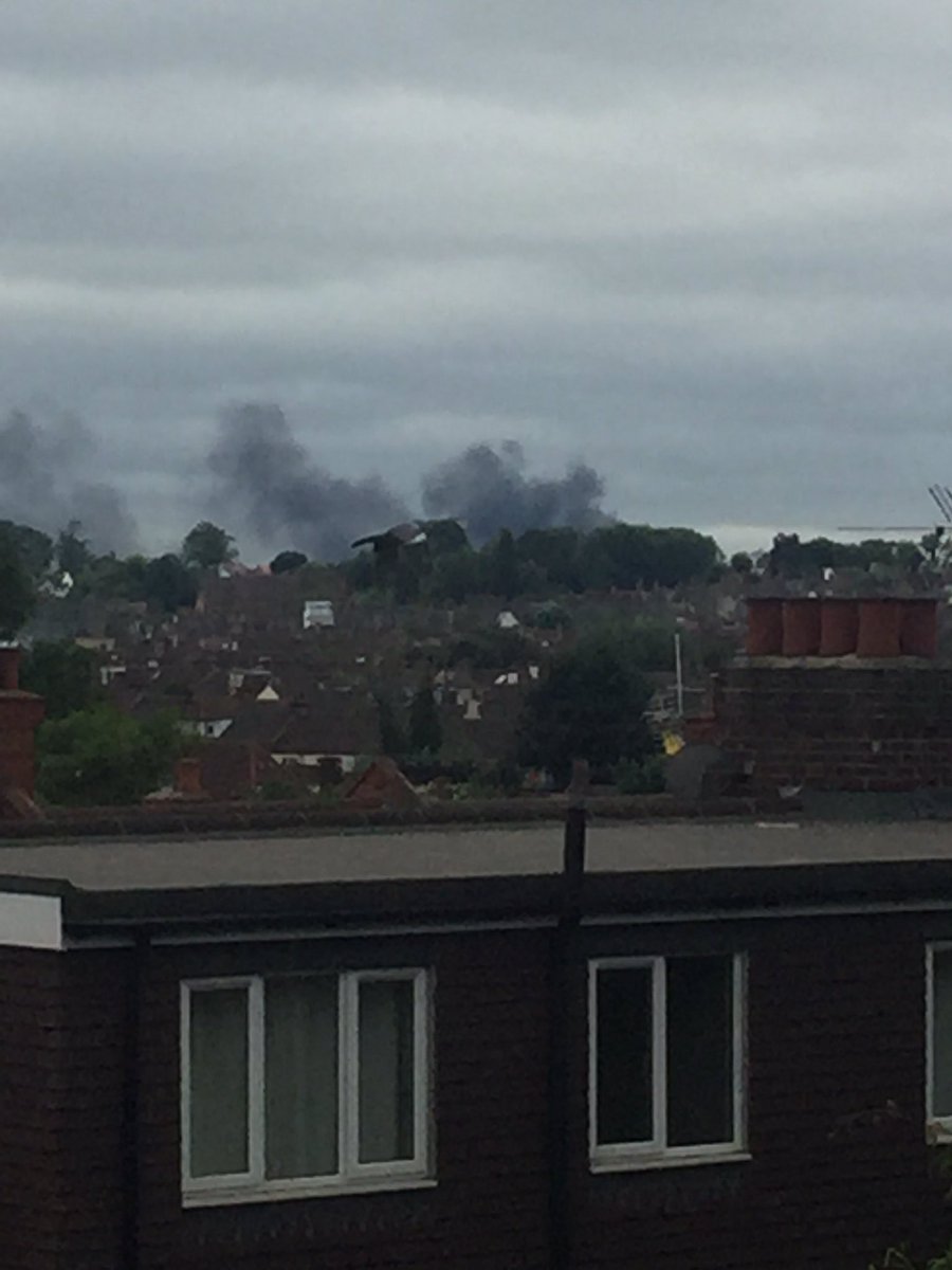 Huge fire in Croydon destroys cars | London - ITV News