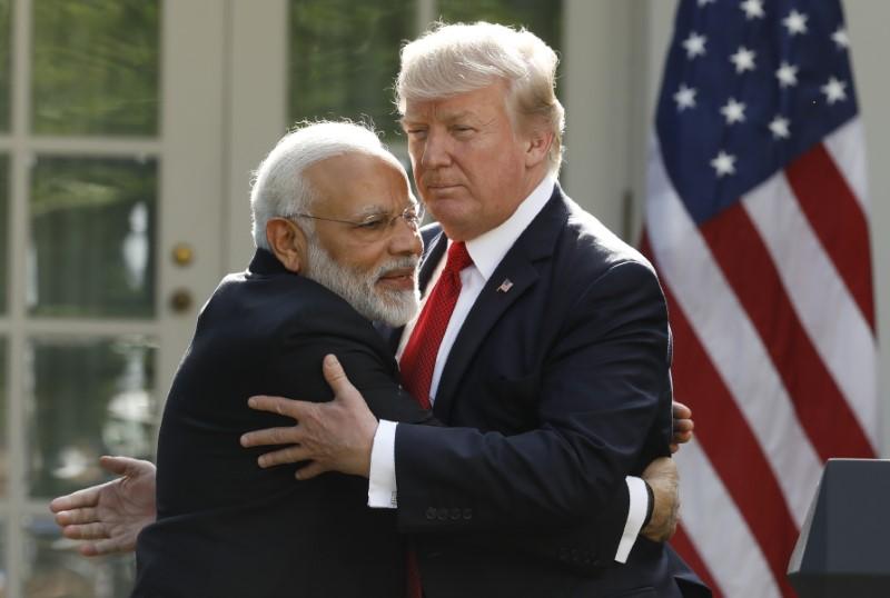 Donald Trump hugging Indian Prime Minister Modi : r/pics