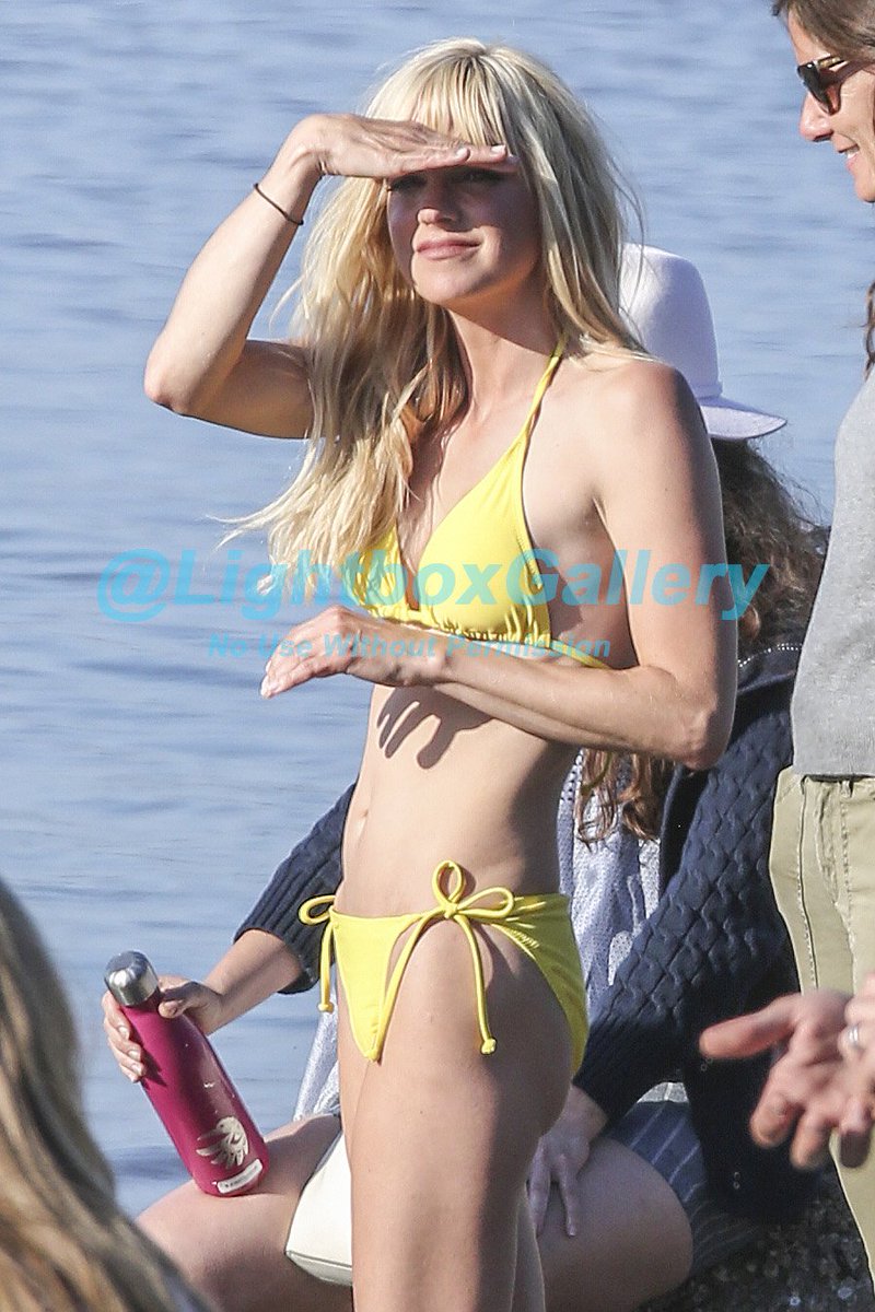 Ryc On Twitter Look Out Anna Faris Is A Bikini Babe Filming The