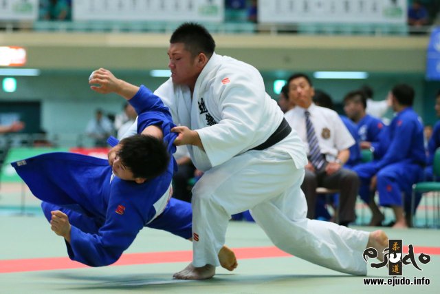 eJudo編集長 古田 英毅 on Twitter: "eJudoレポートより写真。第66回全日本学生柔道優勝大会男子2回戦、近畿大の五将満井均士が慶應義塾大・林郁磨から小外掛「技有 ...