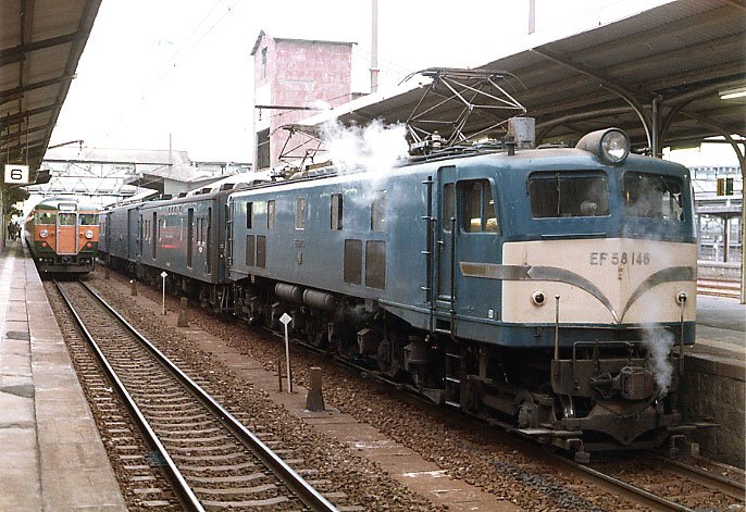 おざよう on Twitter: "EF58いろいろ5 1．EF58-142の2エンドに貼られた「惜別」文字。こちら側先頭は撮れなかった 2．EF58-146荷物列車。下関集中配置時代？ 3 ...