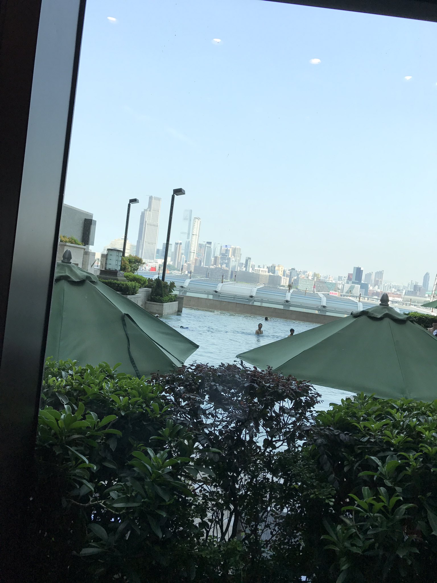 ROOTFIVE(ルート・ファイブ)公式 on Twitter: "中の人がジムに行ったら筋肉組がいたので撮りました。こっち見んな。 今日は香港初のワンマン！当日券あります！日本からでもまだ ...