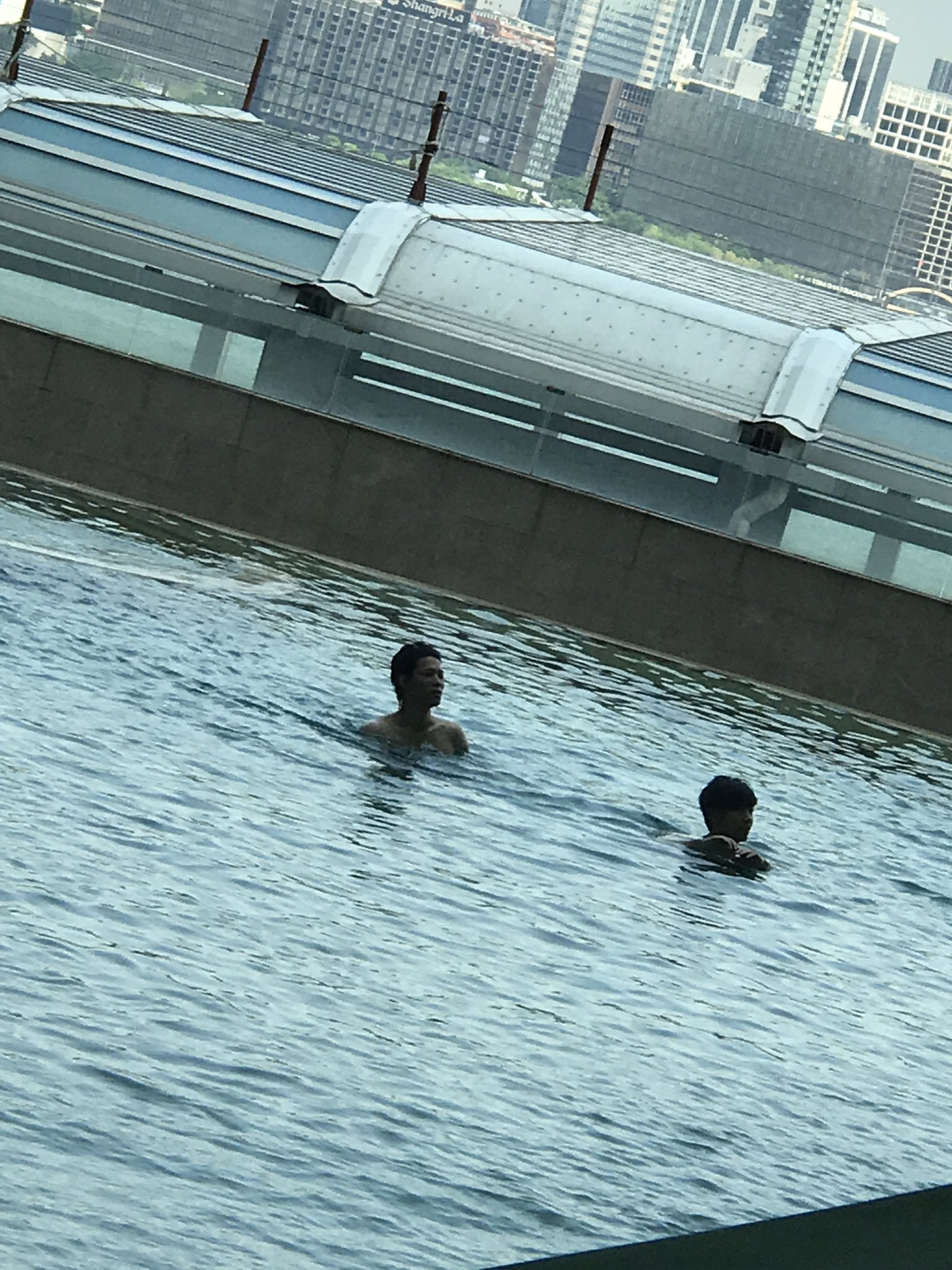 ROOTFIVE(ルート・ファイブ)公式 on Twitter: "中の人がジムに行ったら筋肉組がいたので撮りました。こっち見んな。 今日は香港初のワンマン！当日券あります！日本からでもまだ ...