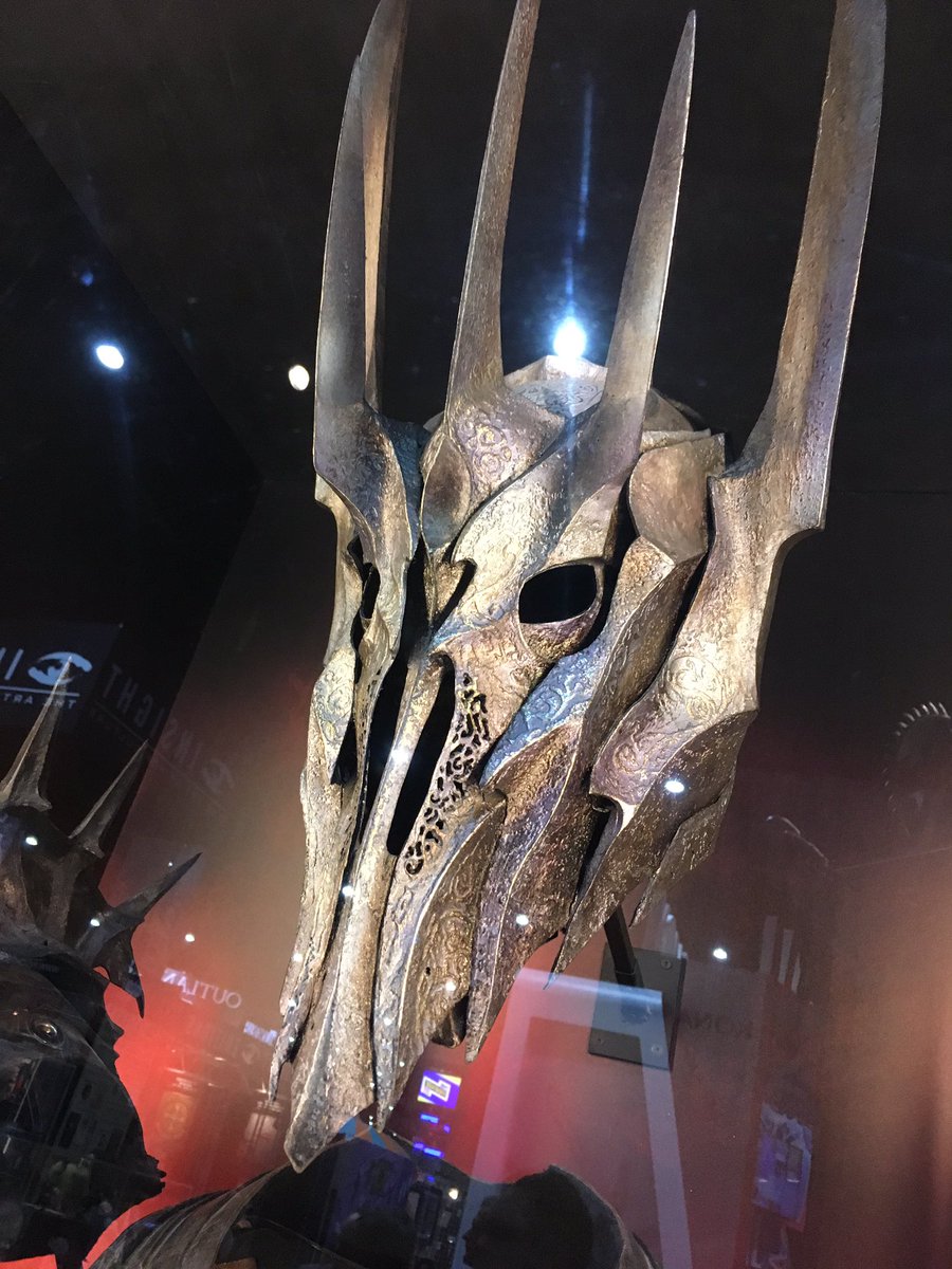 [SDCC 2017] This is the full size screen used helm of Sauron! : lotr