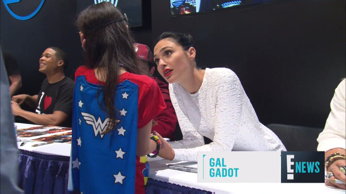 Gal Gadot melted our hearts when she calmed a crying young fan dressed ...