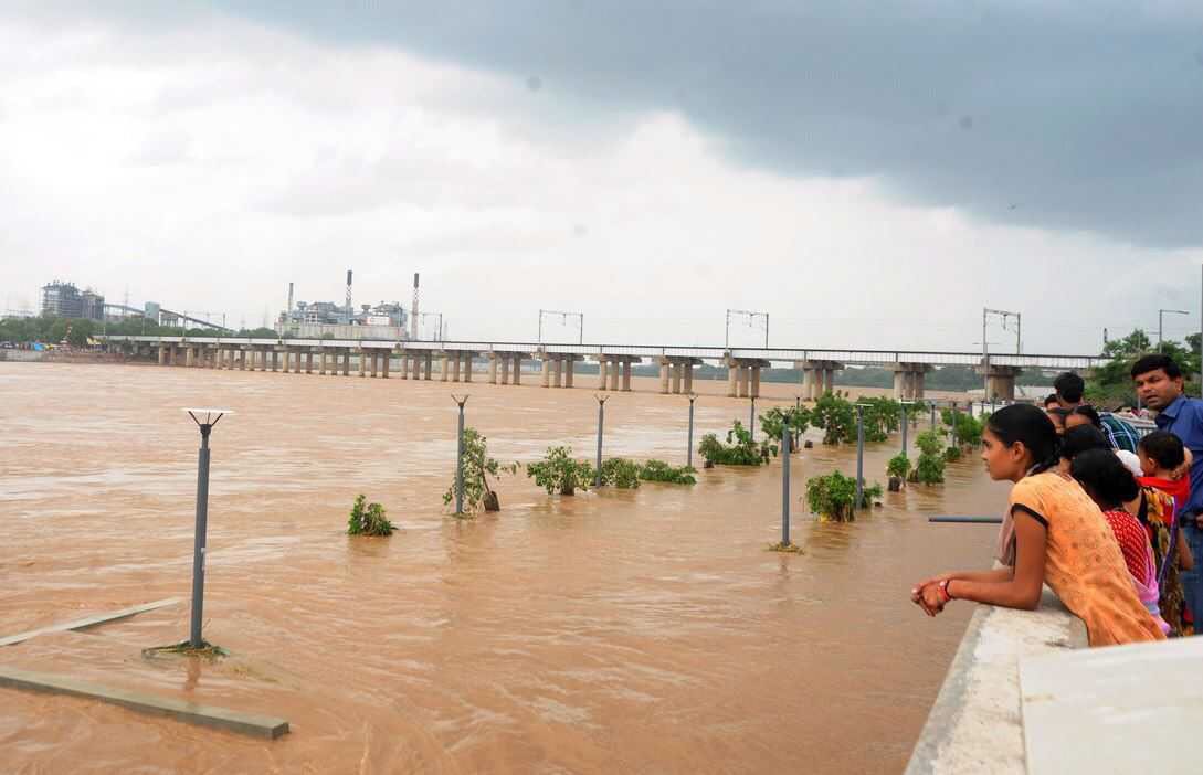 Sabarmati Riverfront walkway submerges as water released from Dharoi dam arrives | DeshGujarat