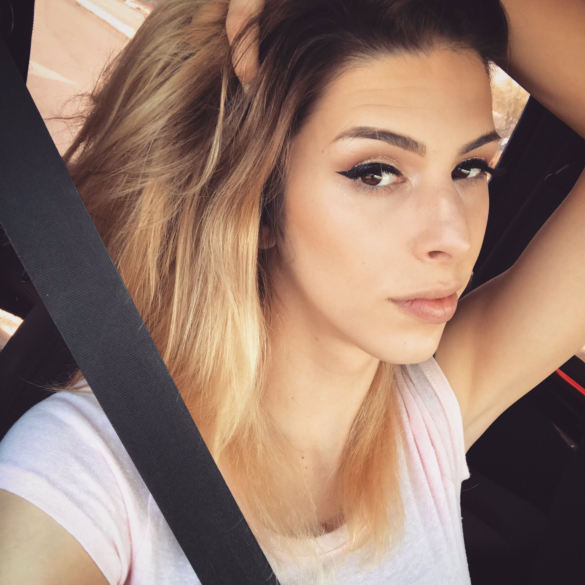 Casey Kisses On Twitter Road Head π