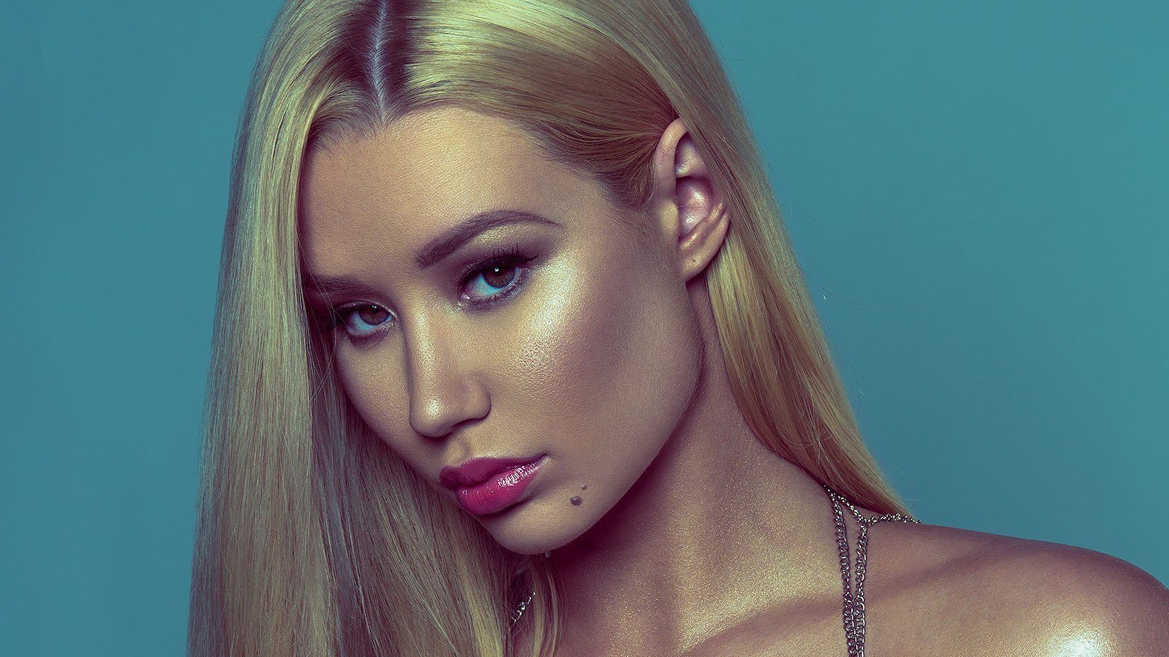 Iggy Azalea Background