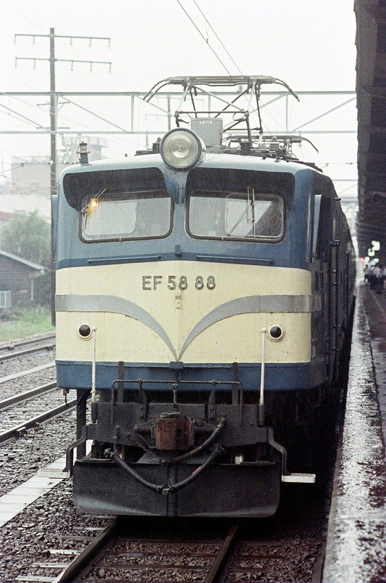 おざよう on Twitter: "日付ネタの滑り込み 8月8日はEF58-88で！ 1．高山線から東海道に入るシナ座？牽引の88号機 2．その形式写真 3．サロンカーなにわのデビュー頃の撮影 ...